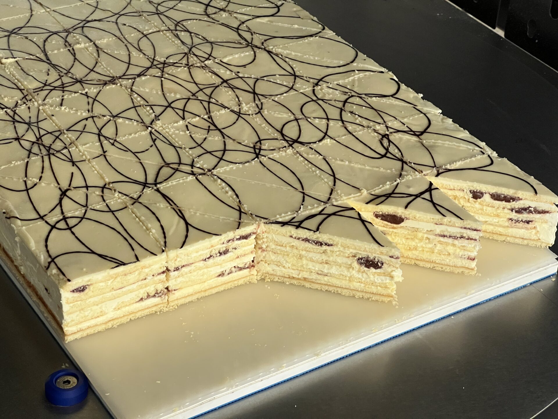 Cake and pastry cutting machines - TKSM - KRUMBEIN.rationell.